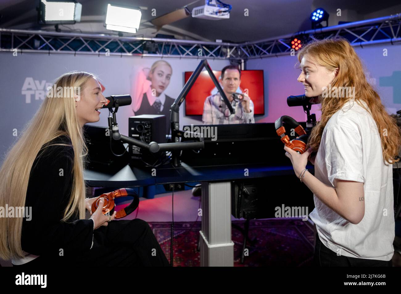 Group of people s10 hi-res stock photography and images - Alamy