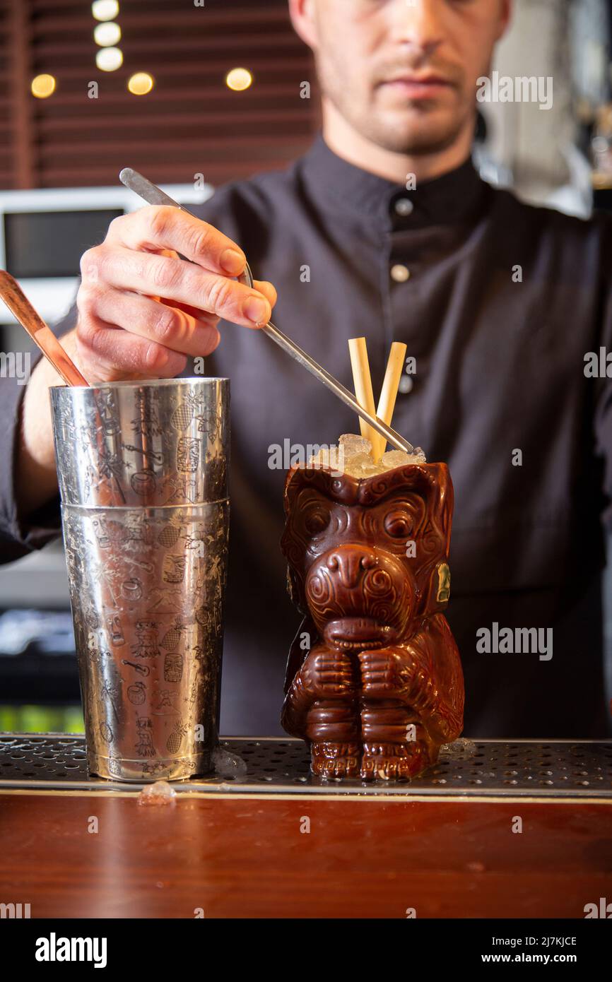 Tiki service hi-res stock photography and images - Alamy