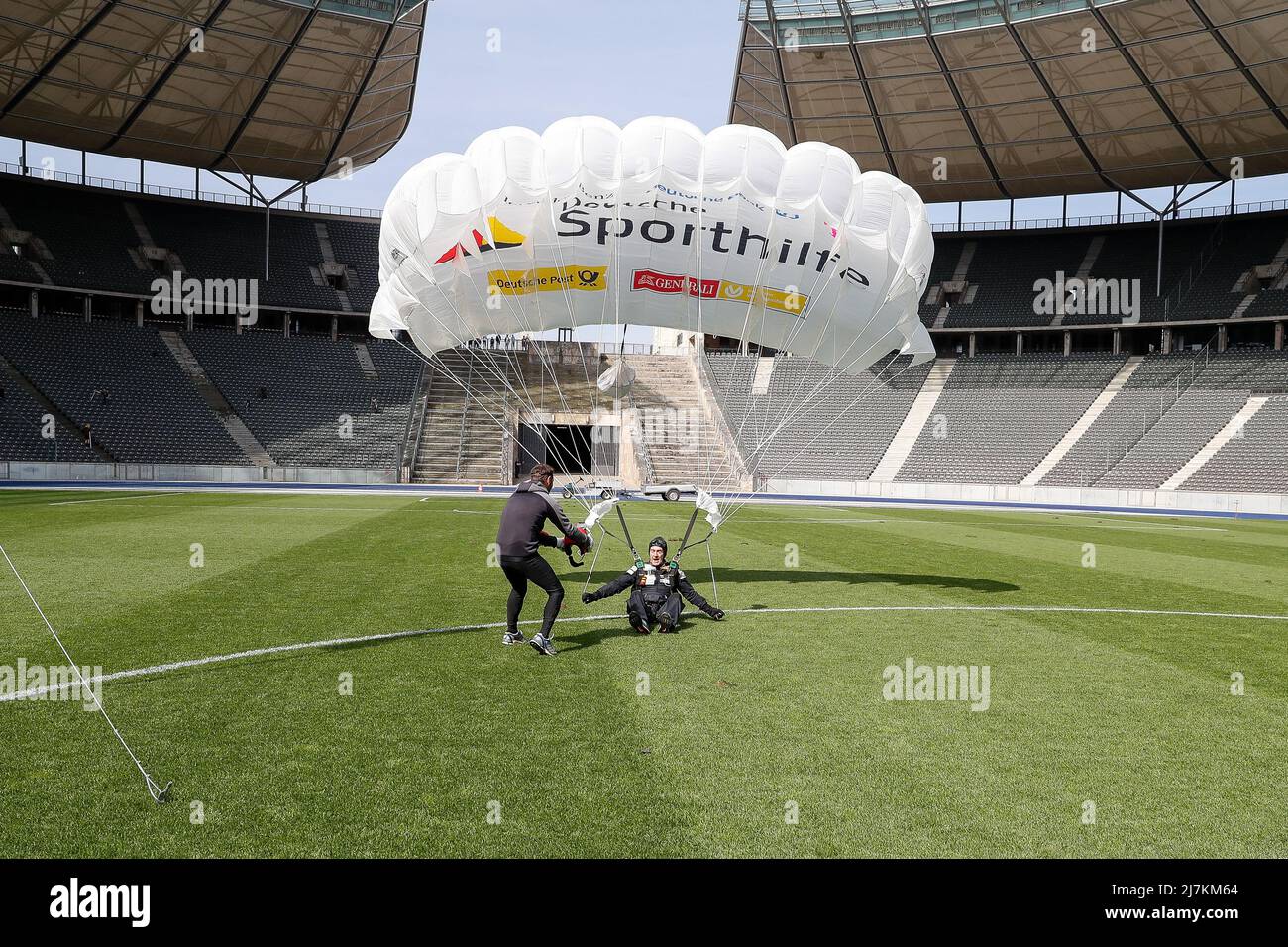 Berlin, Germany. 10th May, 2022. Eberhard Gienger lands with a ...