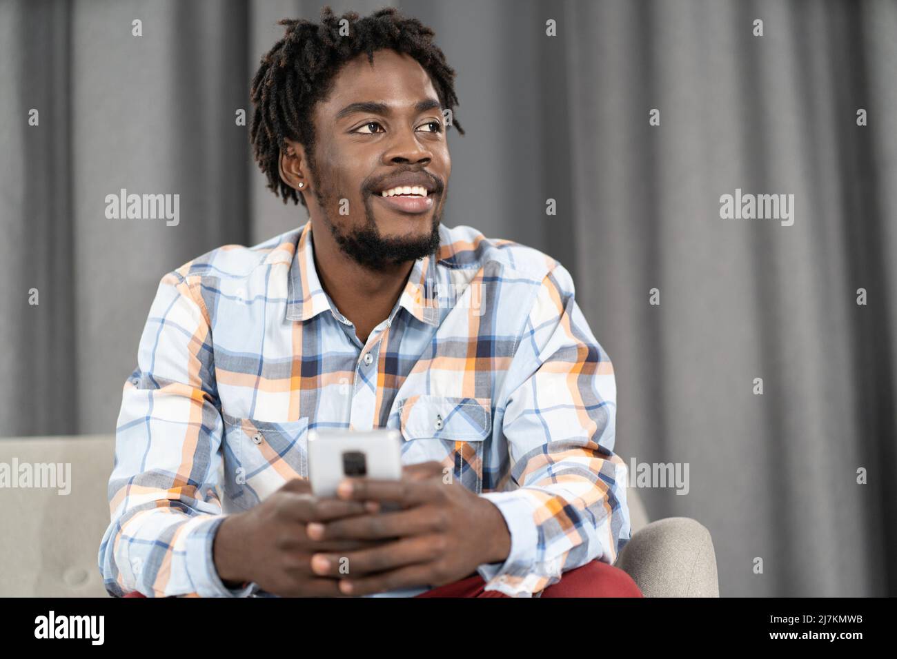 Hand african smartphone hi-res stock photography and images - Alamy