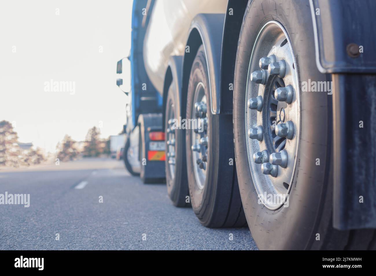 Semi truck rear view hi-res stock photography and images - Alamy
