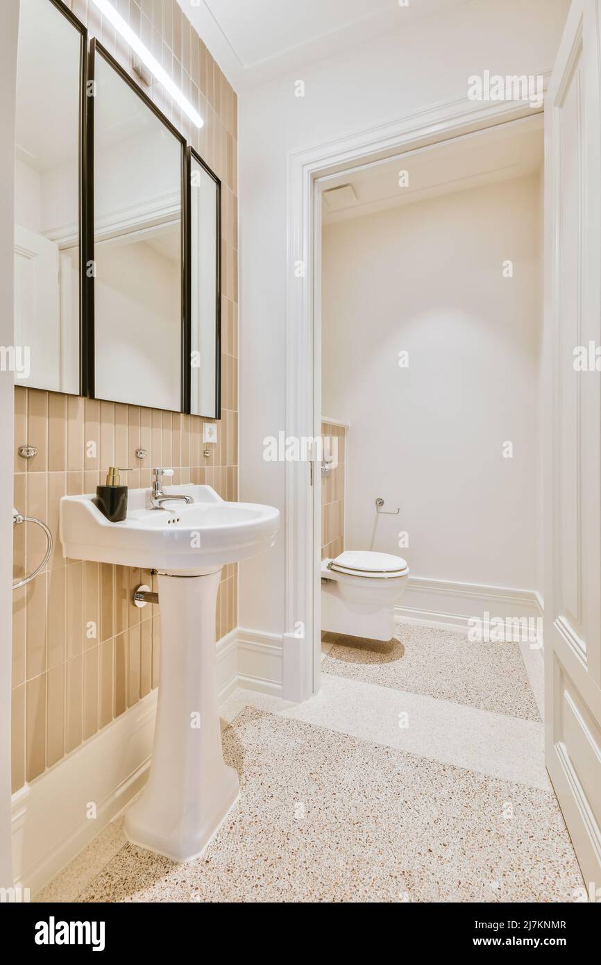 Restroom mirror hi-res stock photography and images - Alamy