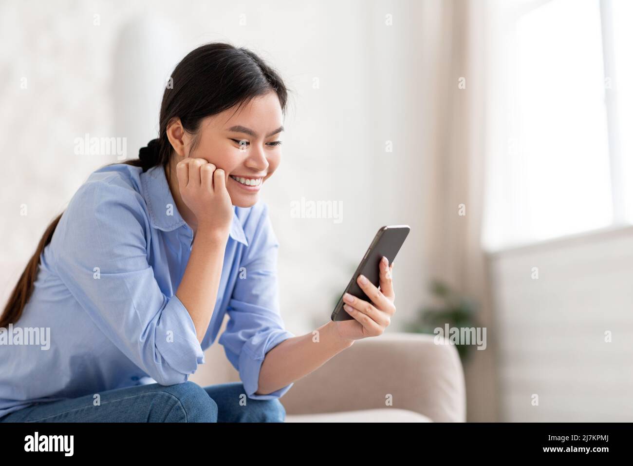 Pretty chinese lady freelancer hi-res stock photography and images - Alamy