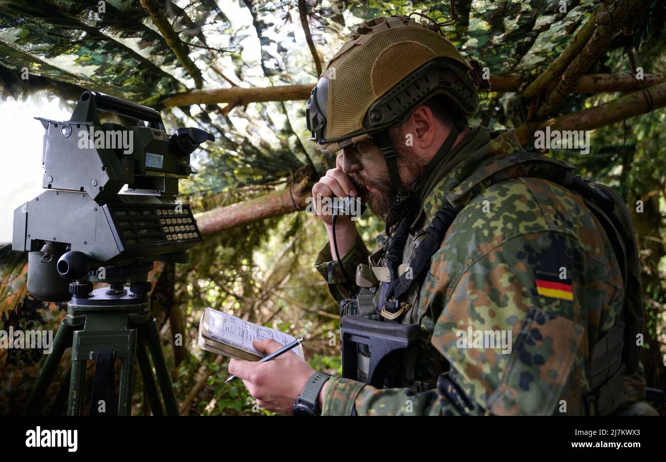 Munster, Germany. 10th May, 2022. A Bundeswehr artillery observer ...