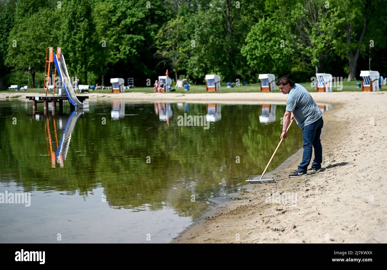Berlin, Germany. 10th May, 2022. Lido operator Olaf Schenk cleans the ...