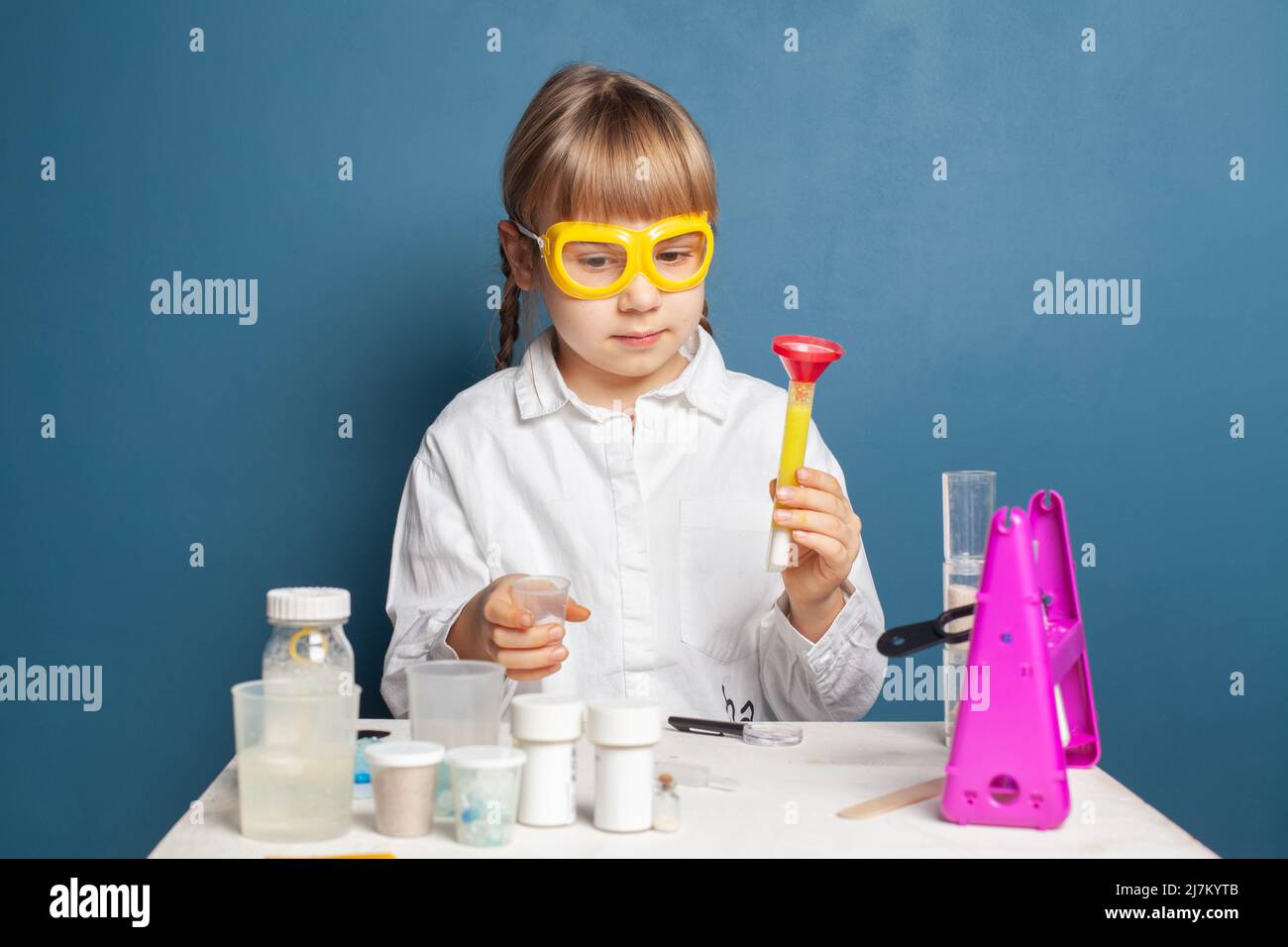 Smart little girl making experiments. Learning science Stock Photo - Alamy