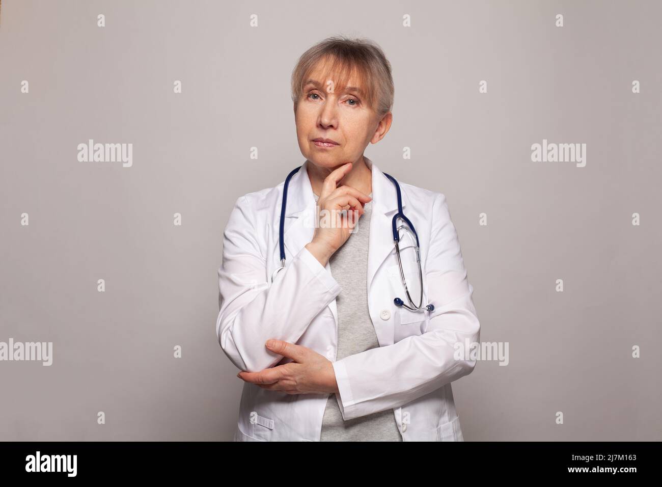 Thinking senior doctor portrait hi-res stock photography and images - Alamy