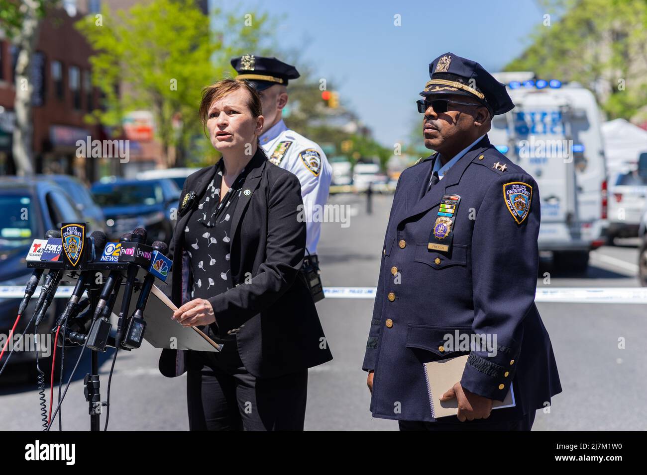 Queens, USA. 09th May, 2022. NYPD Deputy Chief Julie Morrill briefs the ...