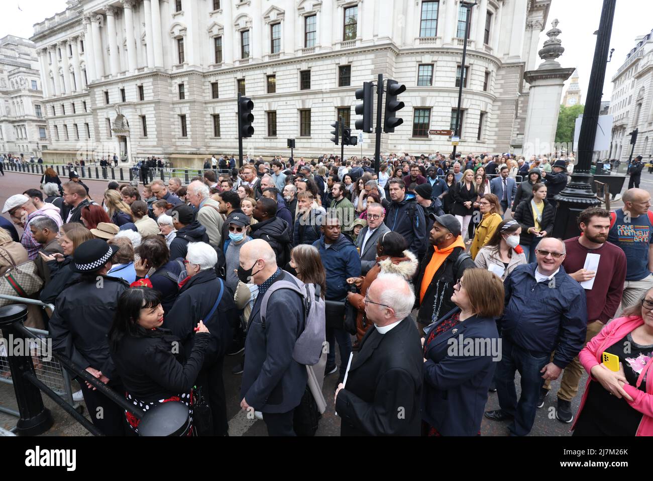 Members of the public flock to leave Westminster near Horse Guards Road ...