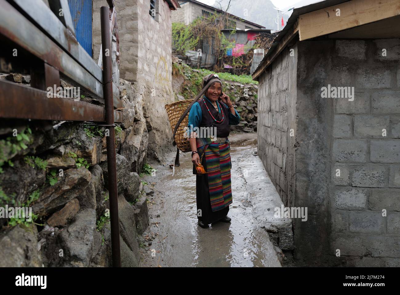 Sherpa woman tibet hi-res stock photography and images - Alamy