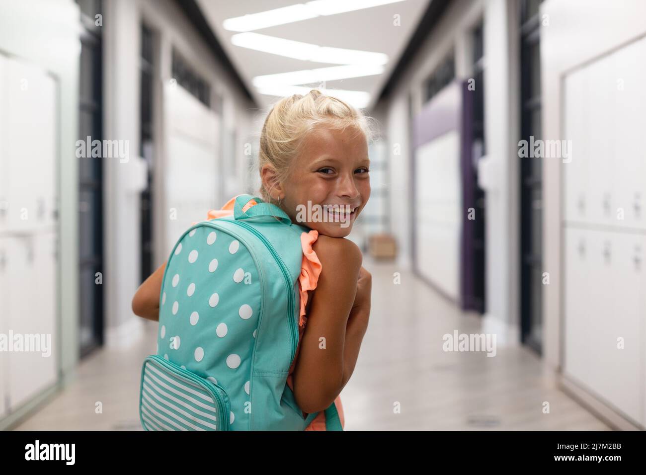 Kid looking over shoulder hi-res stock photography and images - Alamy