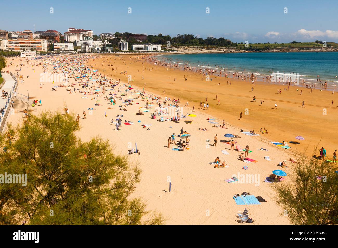 Beach sardinero santander crowded hi-res stock photography and images ...
