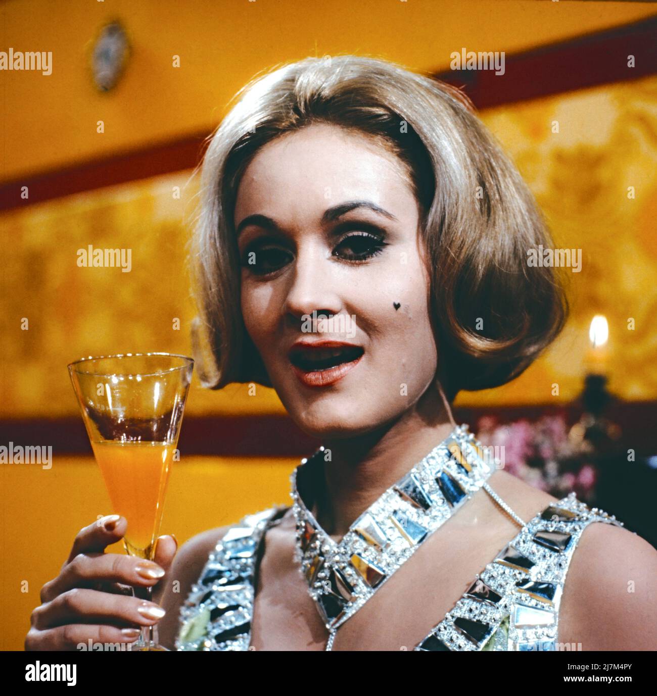 Doris Bierett, deutsche Sängerin, Schauspielerin und Kabarettistin, Portraitaufnahme in ...