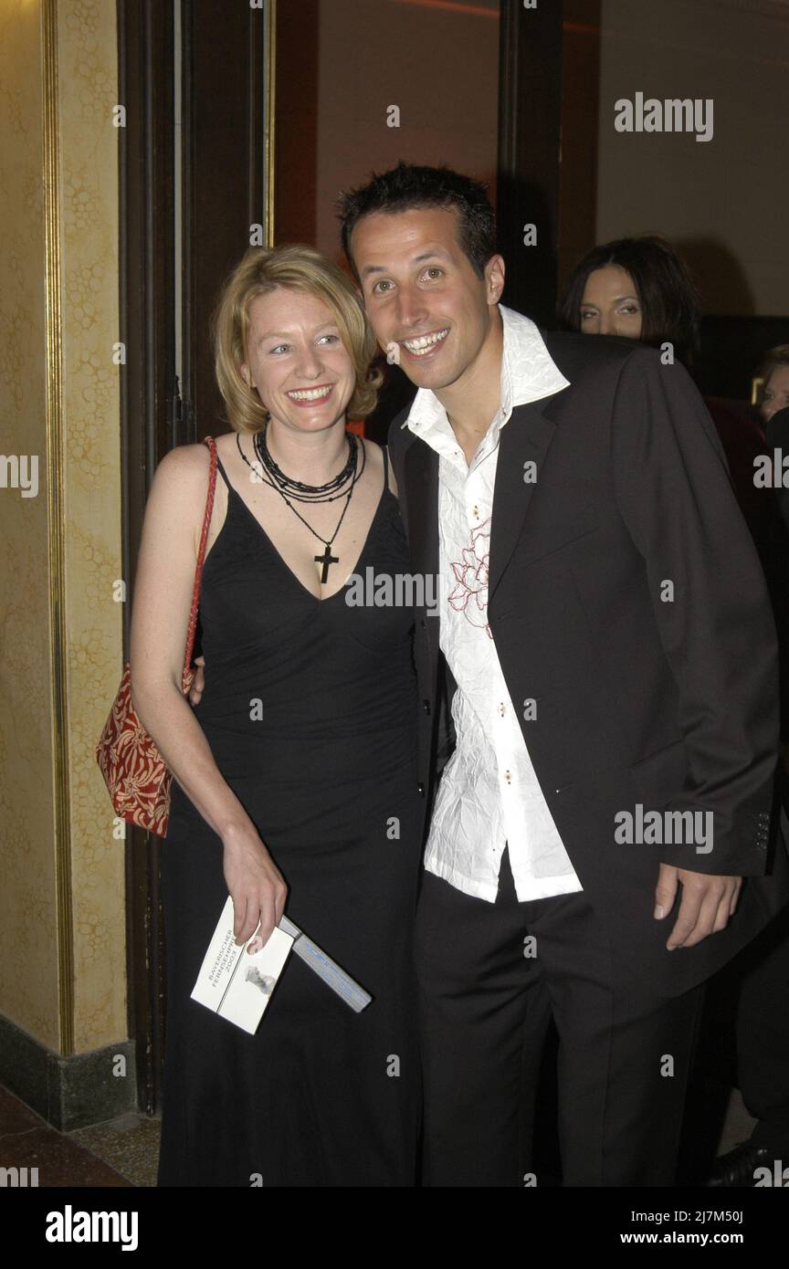 Moderator Willi Weitzel mit Begleitung bei der Verleihung des ...