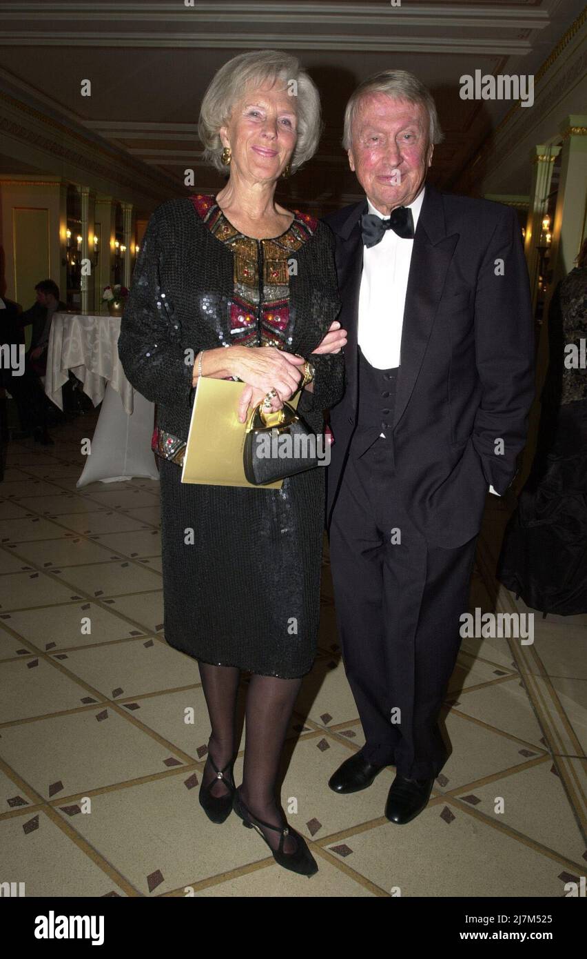 Journalist und Autor Peter Bacher mit Ehefrau Rosemarie bei der ...