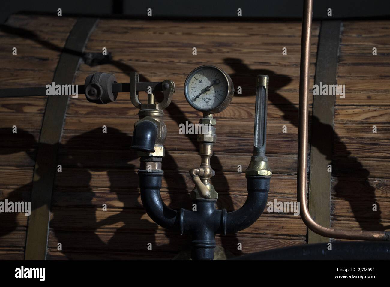 old pipe pressure gauge crank detail Stock Photo - Alamy