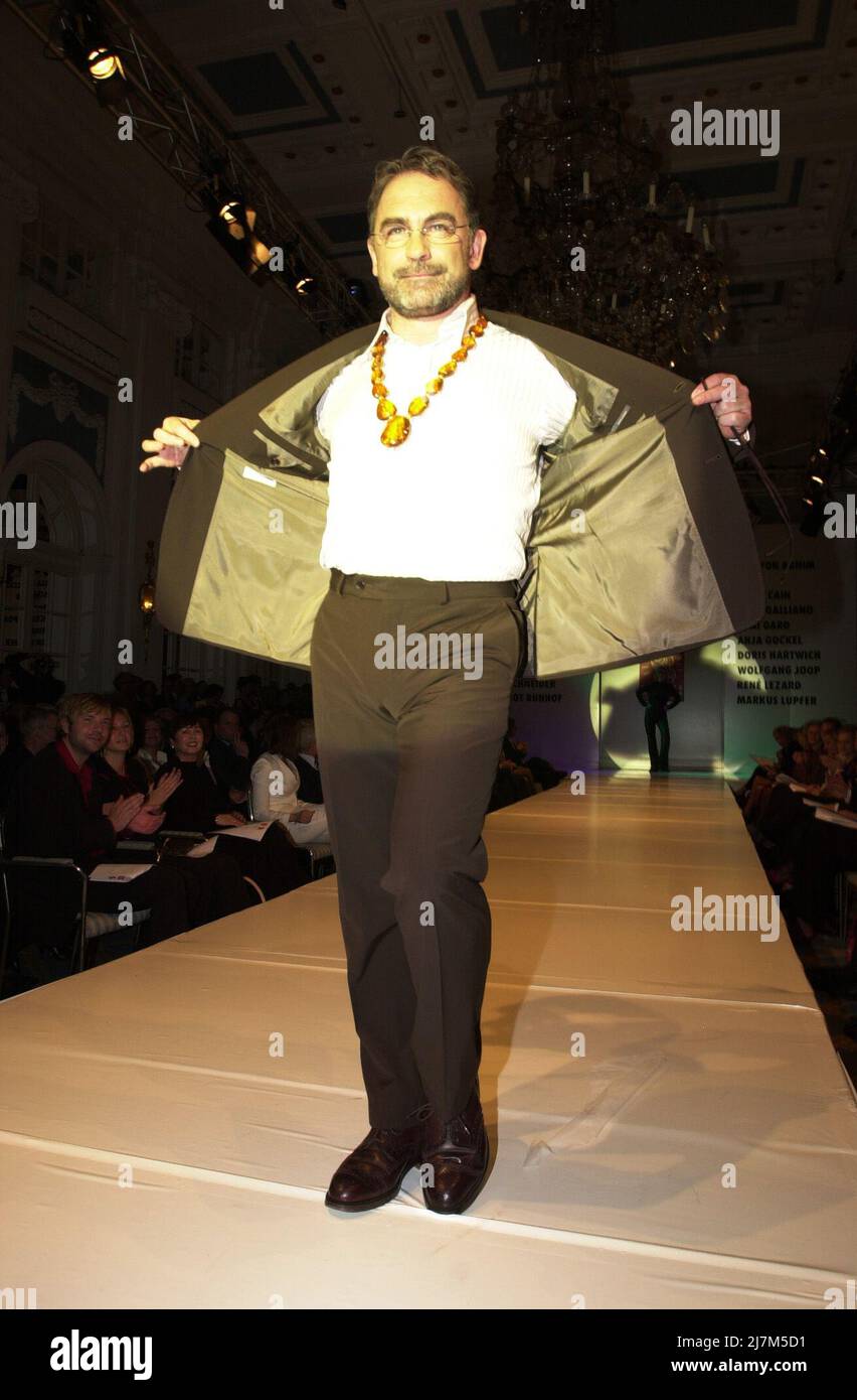 Maler Klaus Ebert als Model auf dem Laufsteg bei der Leuchtfeuer Promi ...