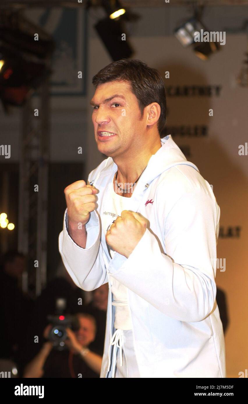Boxer Dariusz Michalczewski als Model auf dem Laufsteg bei der ...