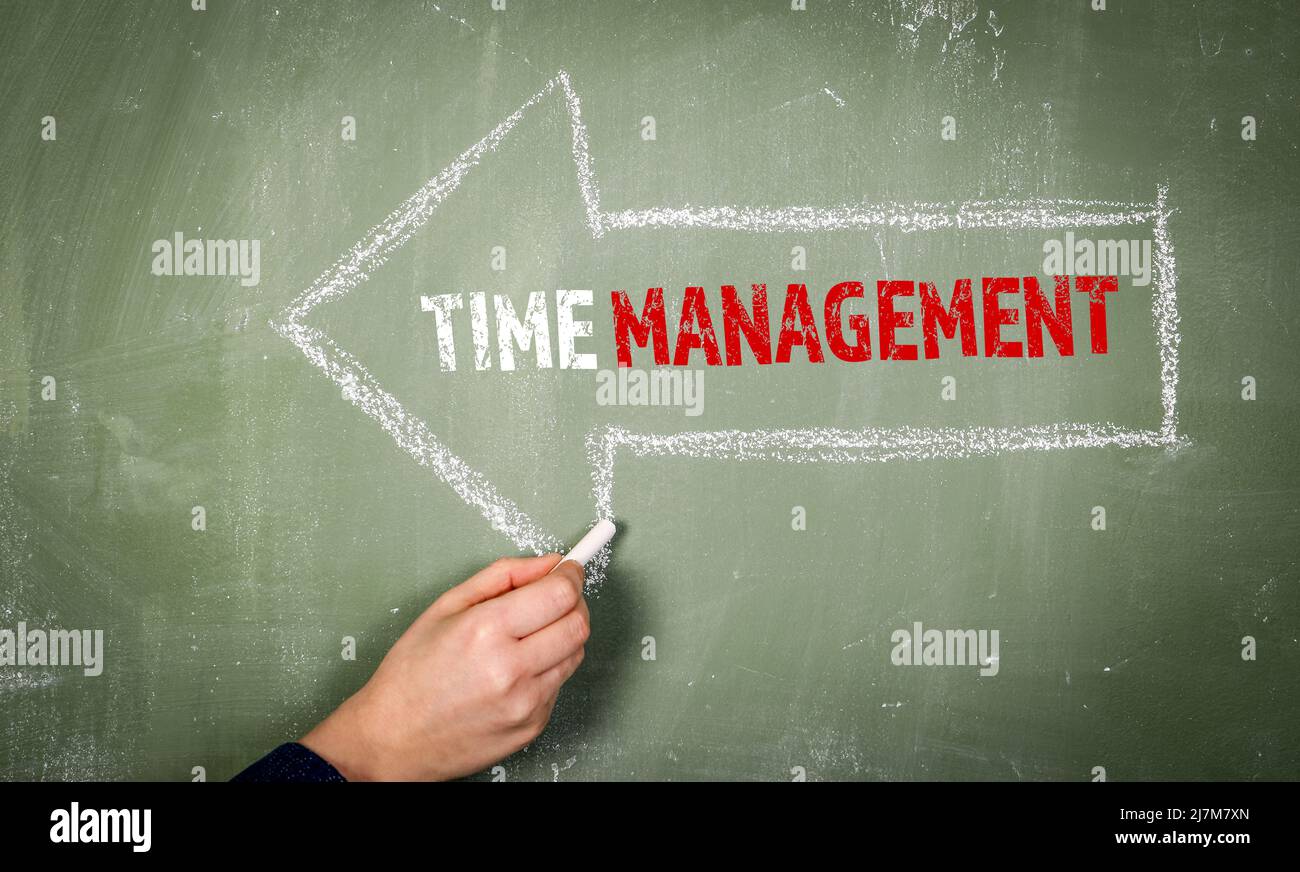 Time management. White arrow on a green chalkboard Stock Photo - Alamy