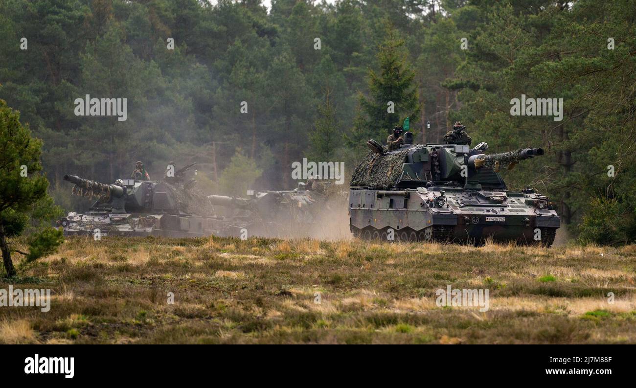 Munster, Germany. 10th May, 2022. A Bundeswehr self-propelled howitzer ...