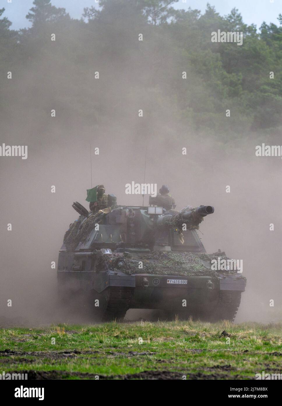 Munster, Germany. 10th May, 2022. A Bundeswehr self-propelled howitzer ...