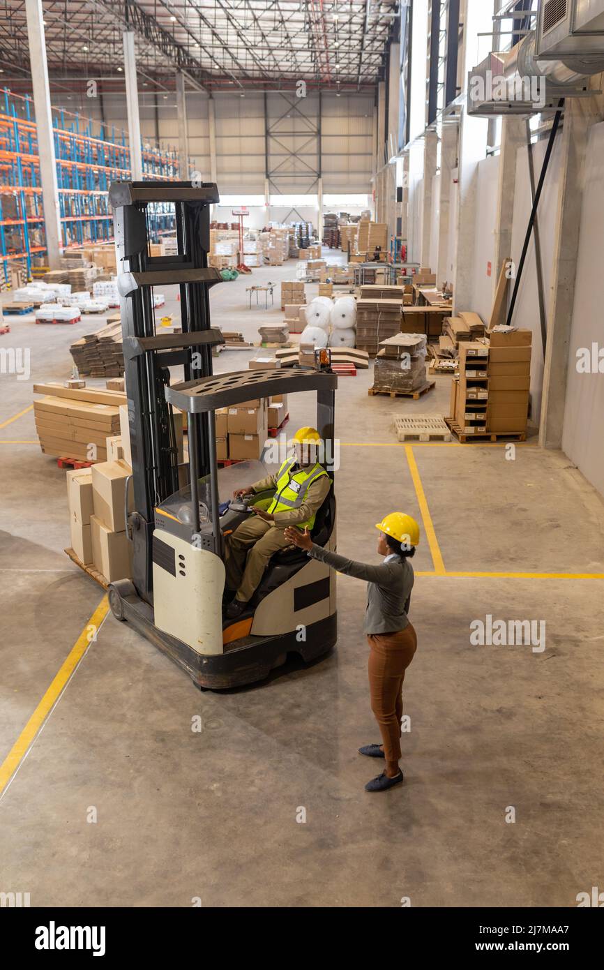 Worker guiding unloading container dock hi-res stock photography and images - Alamy