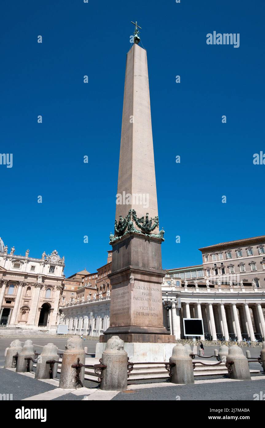 Granite obelisks hi-res stock photography and images - Alamy