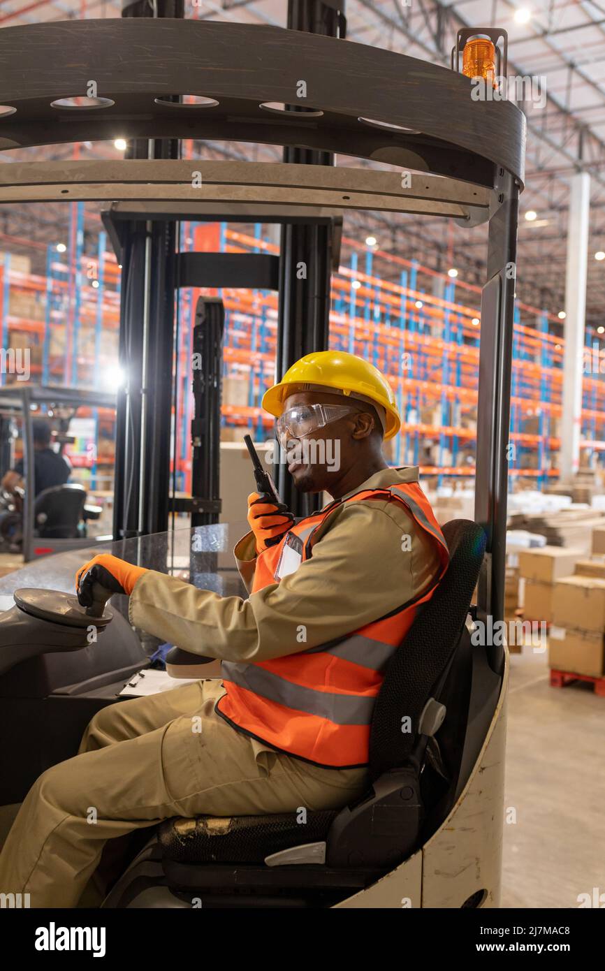 Worker talking hi-res stock photography and images - Alamy