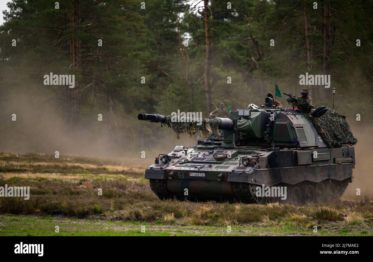 Munster, Germany. 10th May, 2022. A Bundeswehr self-propelled howitzer ...