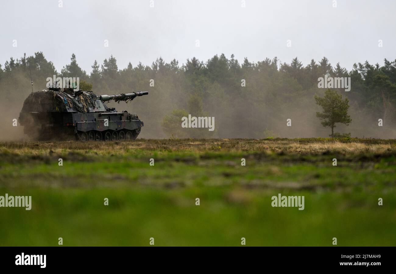 Munster, Germany. 10th May, 2022. A Bundeswehr self-propelled howitzer ...