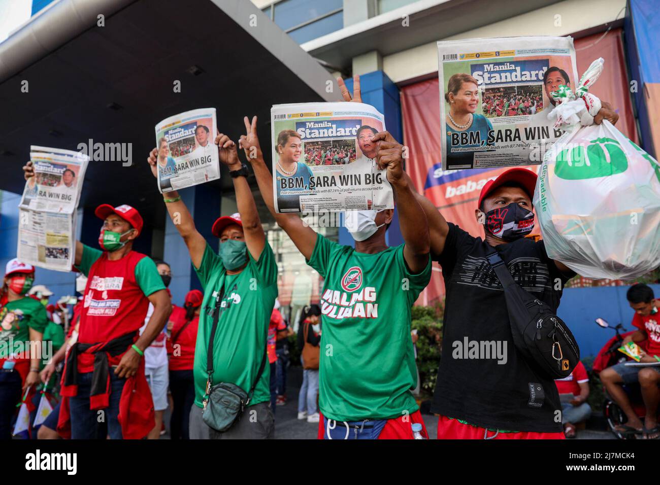 Manila, Philippines. 10th May, 2022. Supporters flash peace signs and ...
