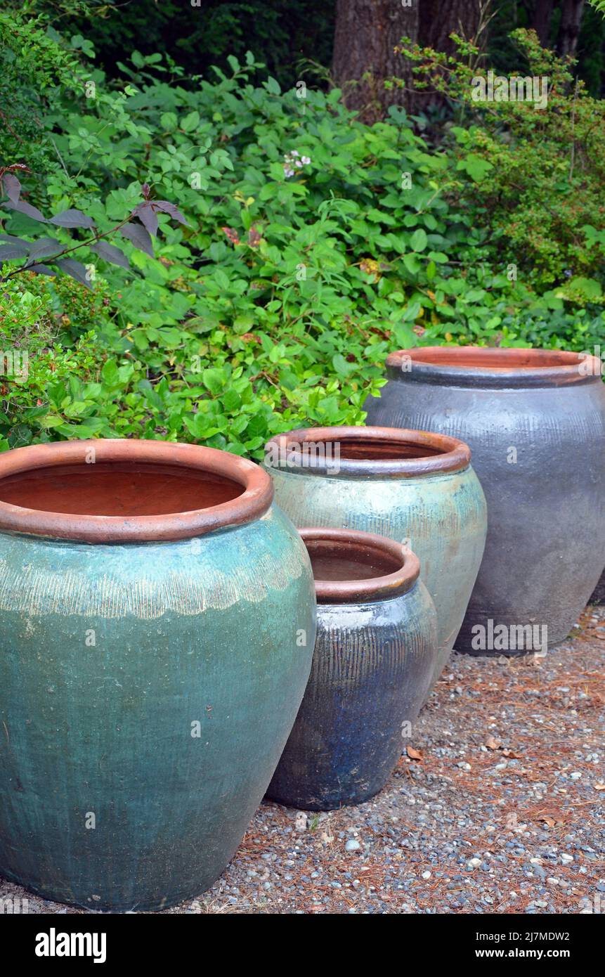 Empty garden pots hi-res stock photography and images - Alamy