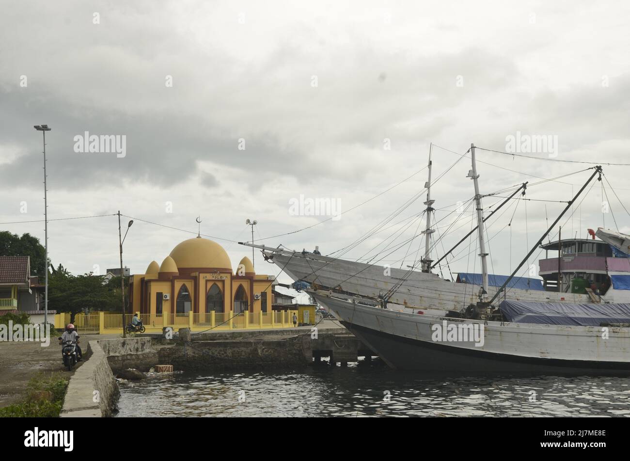 Yellow mosque hi-res stock photography and images - Alamy