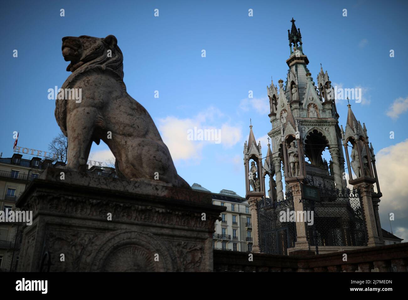 Lion statue with the Brunswick Monument, Geneva Stock Photo - Alamy