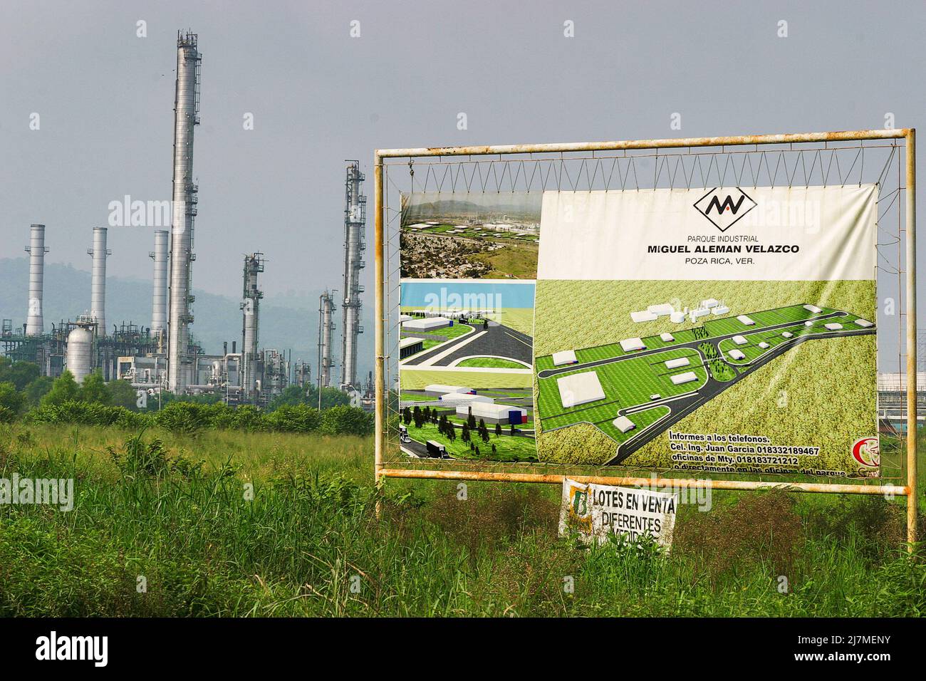 Industrial complex in a petrochemical refinery hi-res stock photography ...