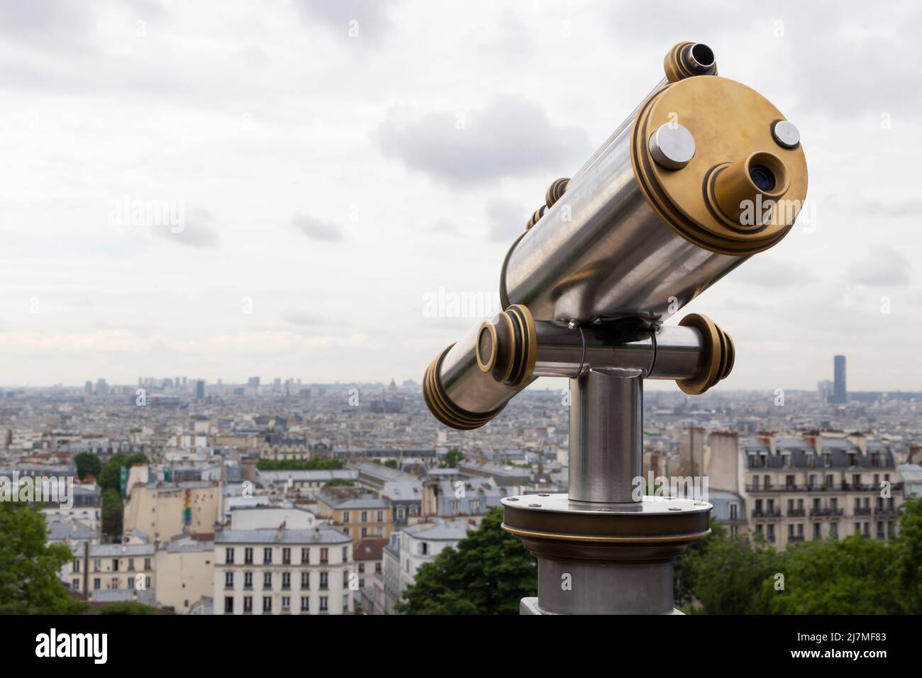 sight of Paris with telescope on observation deck on Montmartre Stock ...