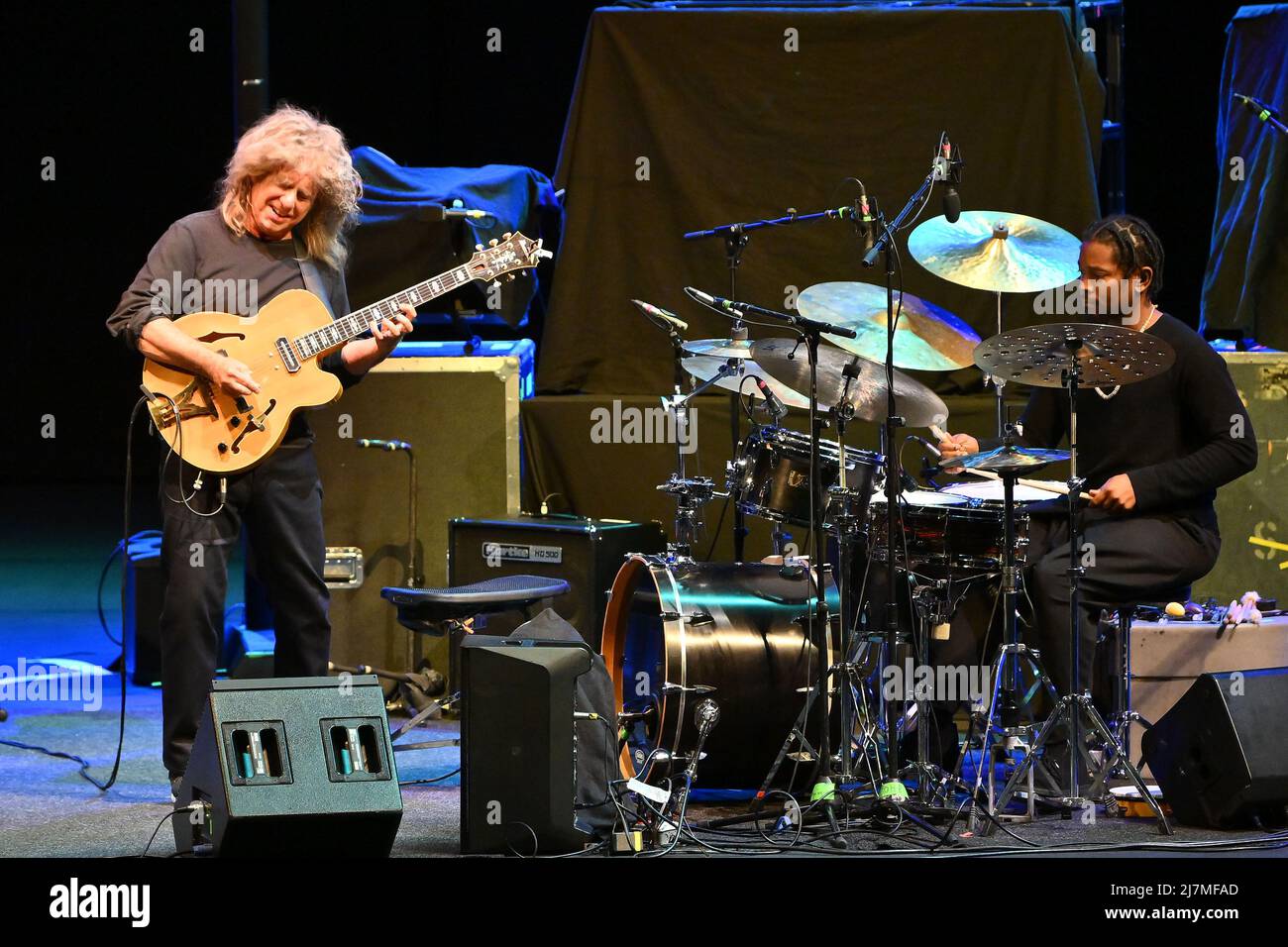 Pat Metheny with Joe Dyson Jr. during the Concert Side-Eye, on 8th May ...