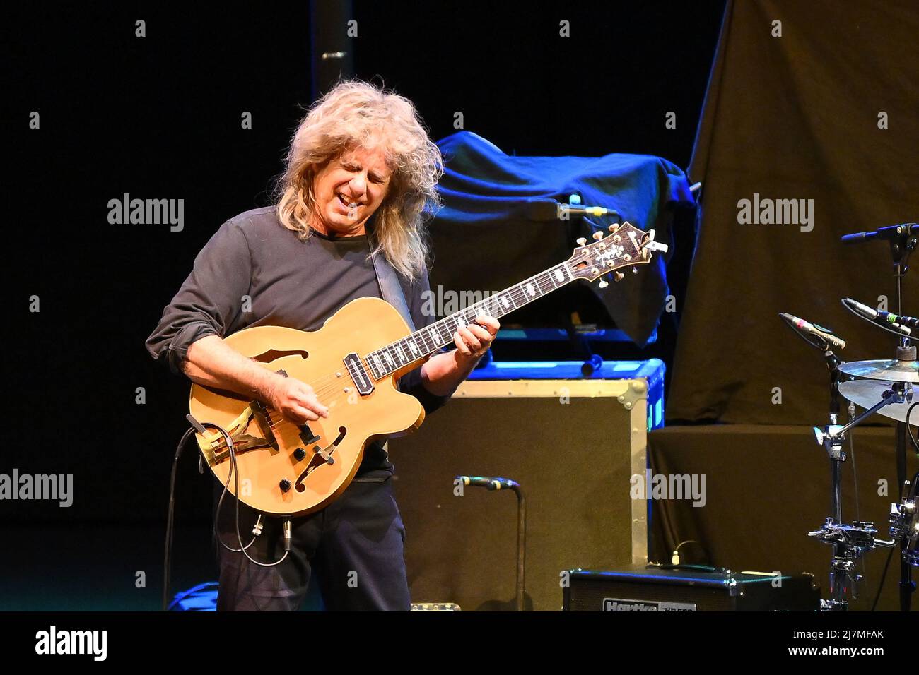 Pat metheny side eye hi-res stock photography and images - Alamy