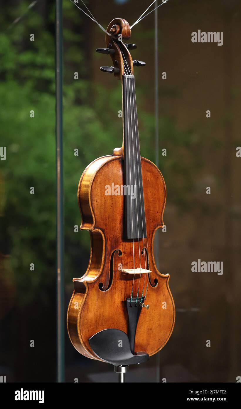 Tokyo, Japan. 10th May, 2022. A Stradivarius violin "da Vinci, ex ...