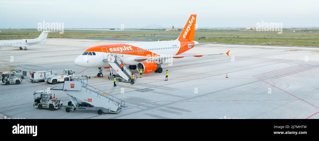 Boarding plane easyjet luggage hi-res stock photography and images - Alamy