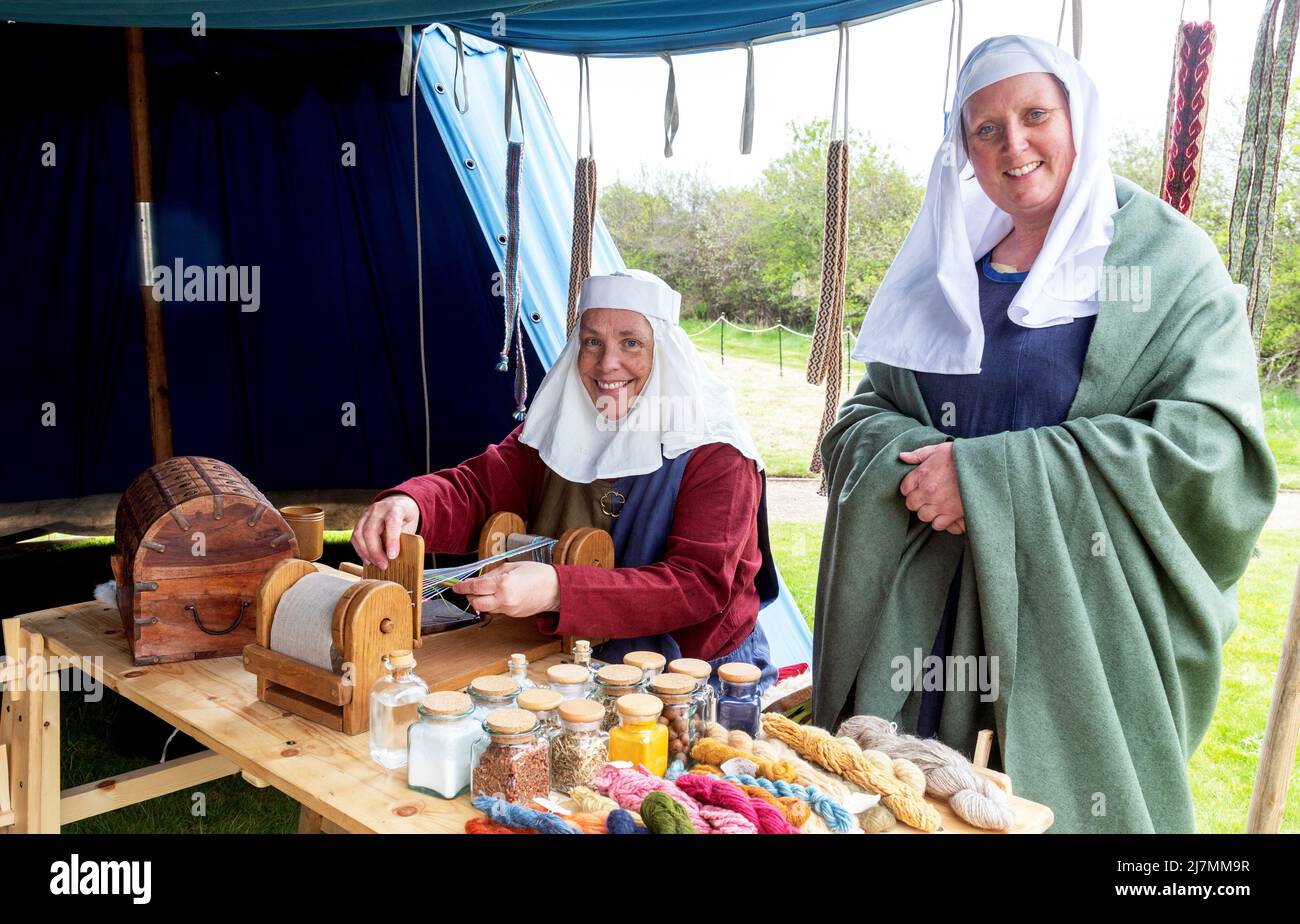 People in medieval costumes hi-res stock photography and images - Alamy