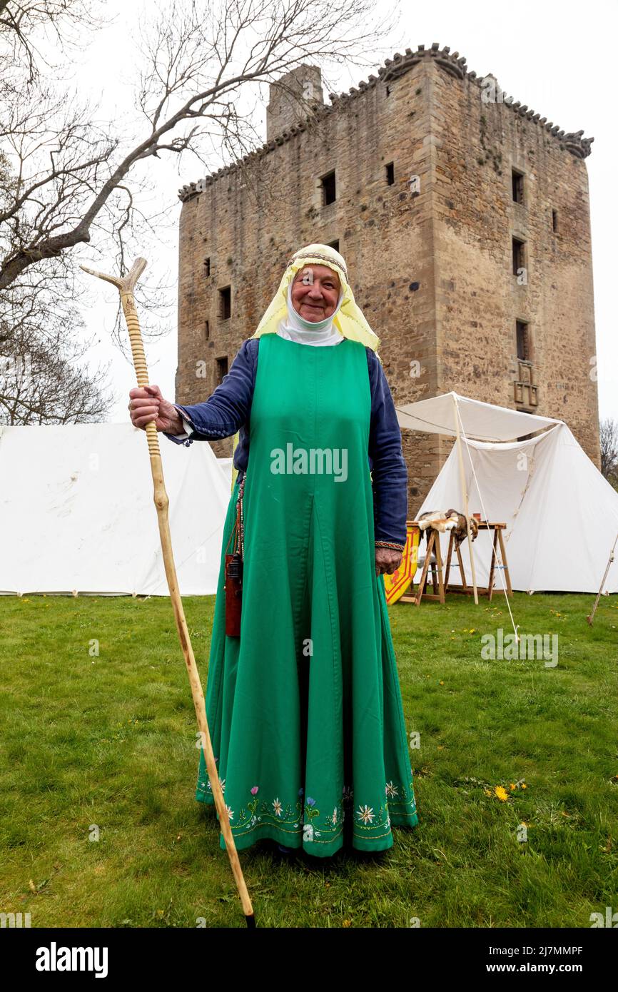 Medieval scottish clothing hi-res stock photography and images - Alamy