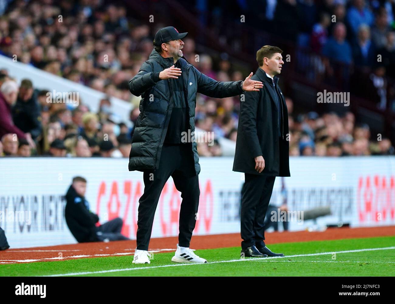 Liverpool manager Jurgen Klopp (left) gestures on the touchline during ...