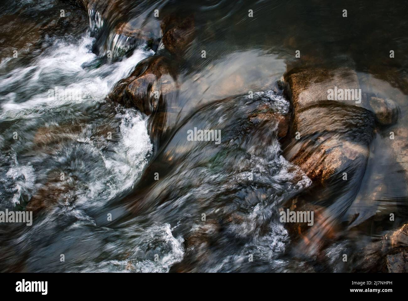 nature seasonal background Detail of fast flowing dark river Stock ...