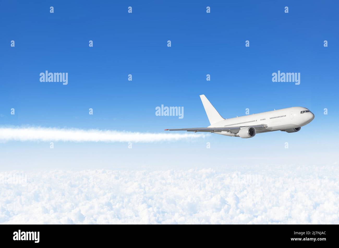 Airliner in level flight hi-res stock photography and images - Alamy