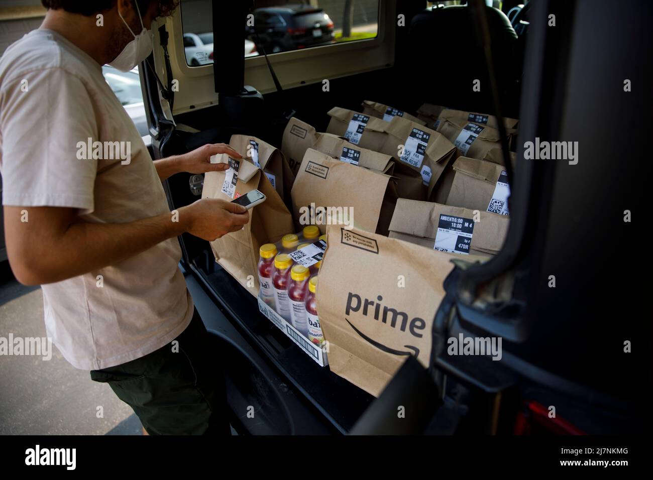 Los Angeles, California, USA. 16th Sep, 2020. A delivery driver scans a ...