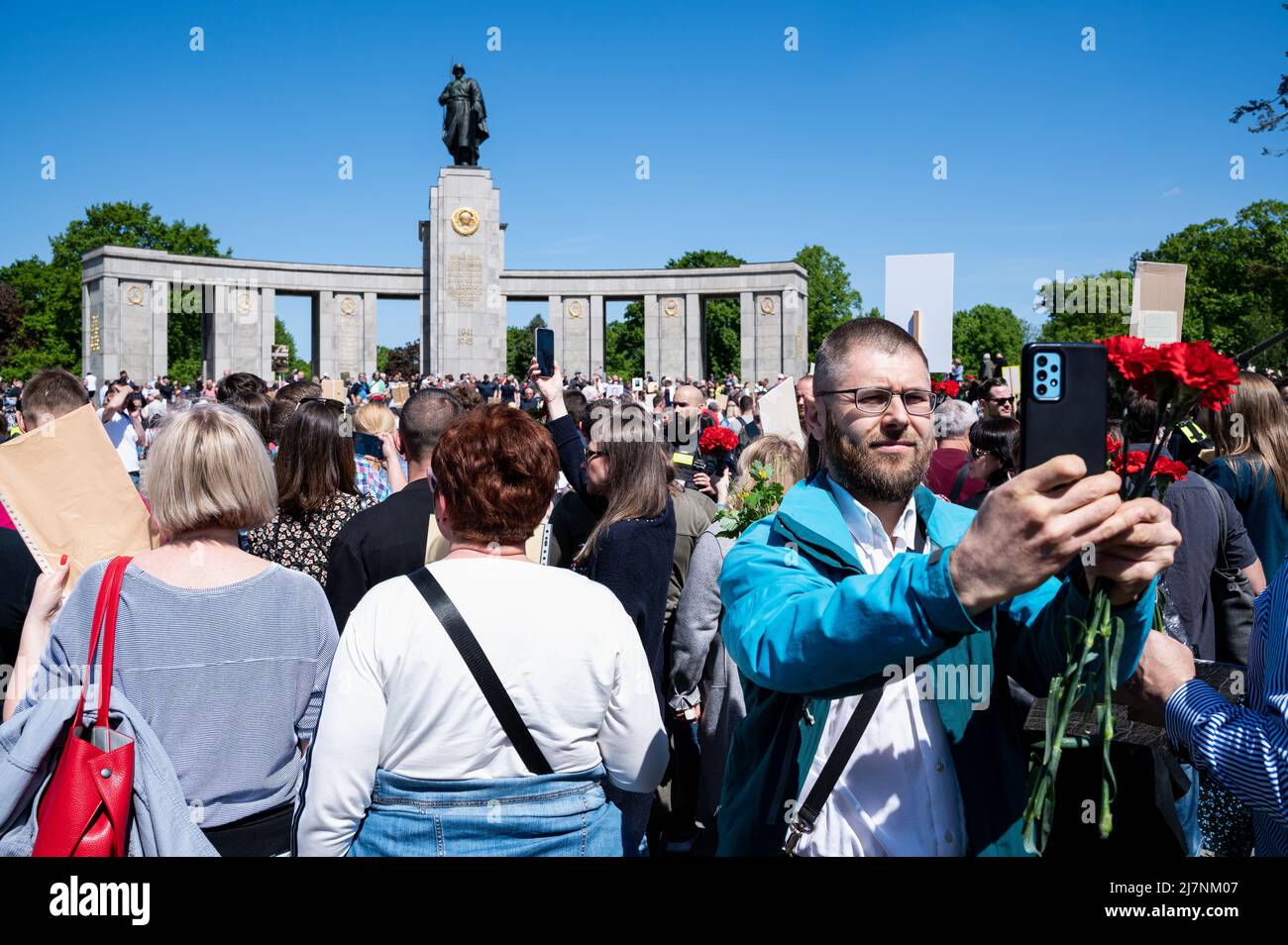 09.05.2022, Berlin, Germany, Europe - Members of Russian community ...