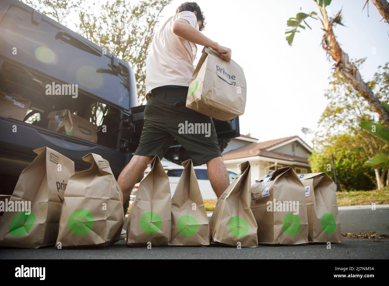 Los Angeles, California, USA. 16th Sep, 2020. A delivery driver ...