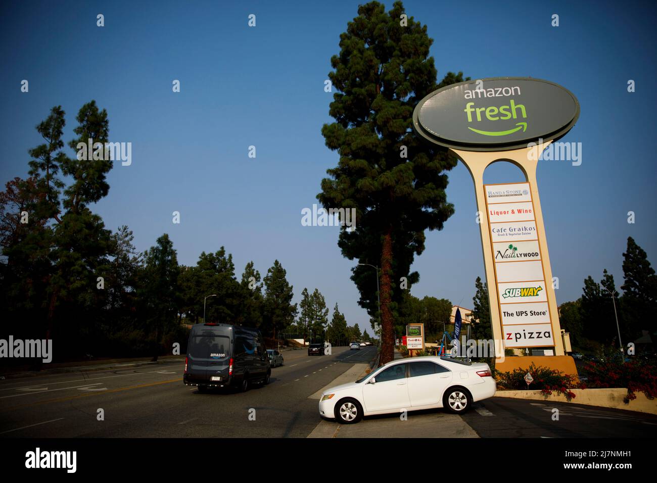 Amazon fresh grocery store hi-res stock photography and images - Alamy