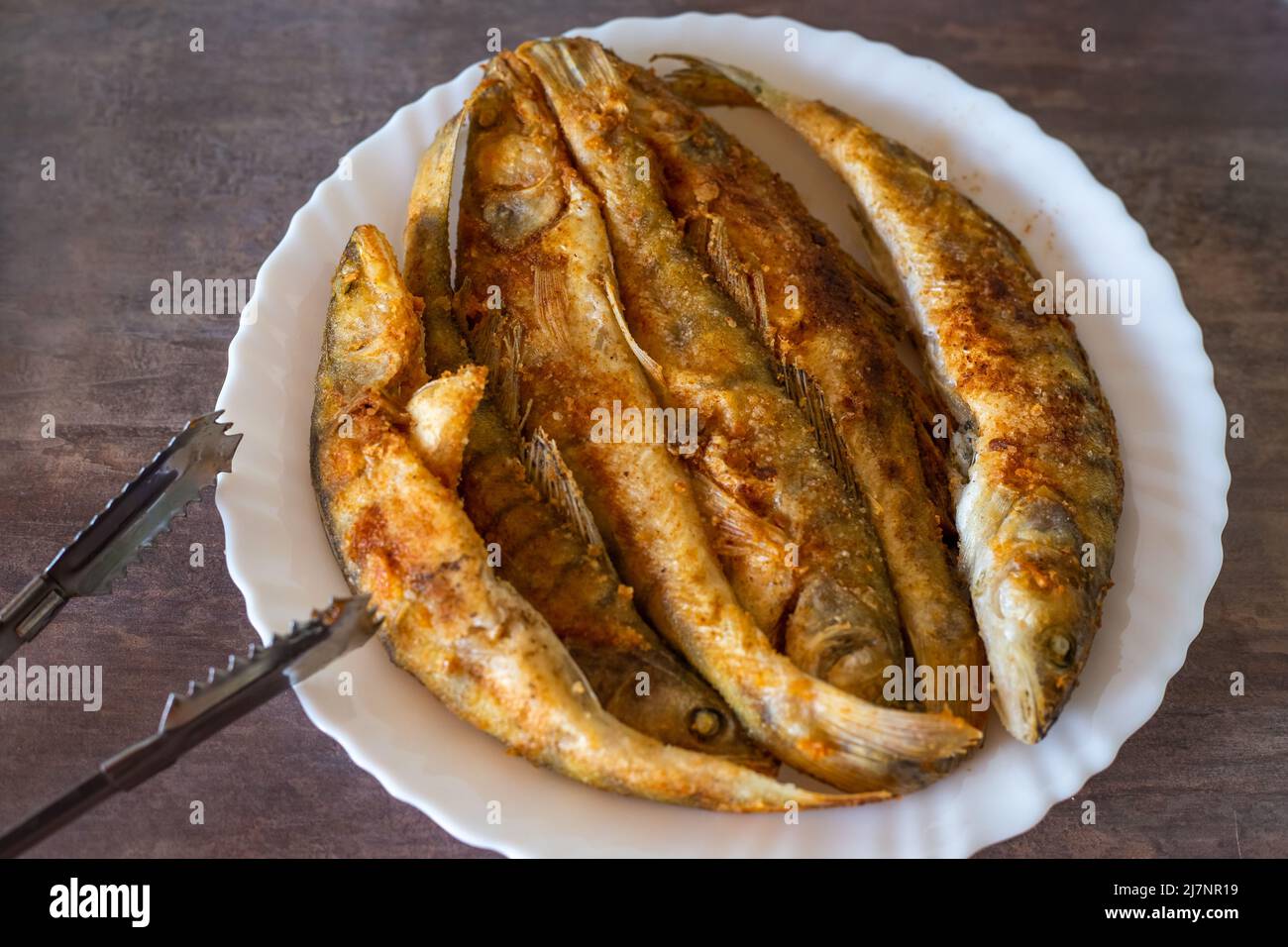 Whole cooked fish plate hi-res stock photography and images - Alamy